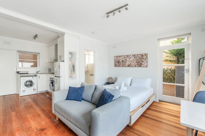 Breezy Studio Walk To St Kilda Beach & Albert Park - St Kilda