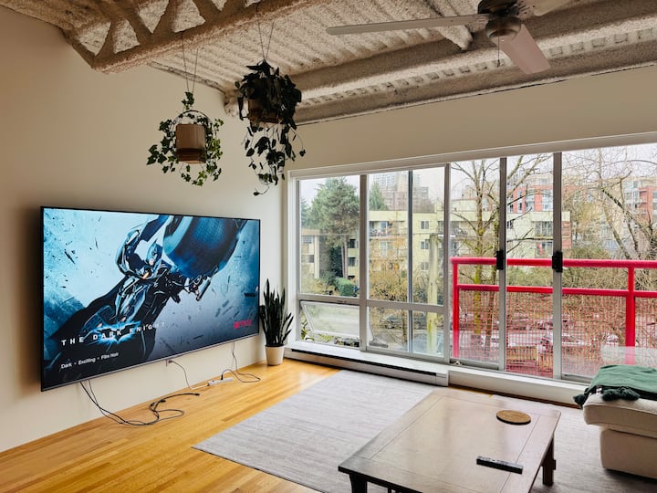 Spacious Loft | Central Location | Huge Tv - Vancouver