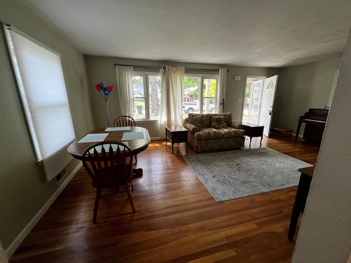 Charming, Quiet Retreat - Champaign, IL