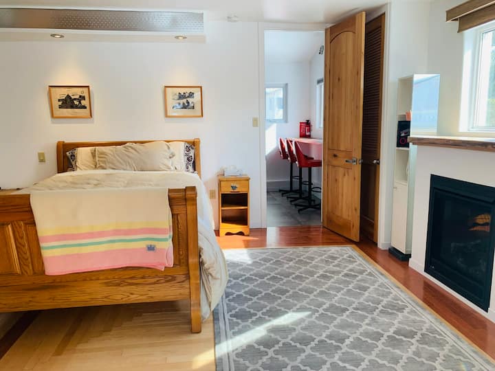 Canadiana One-bedroom Spacious Suite - Smiths Falls