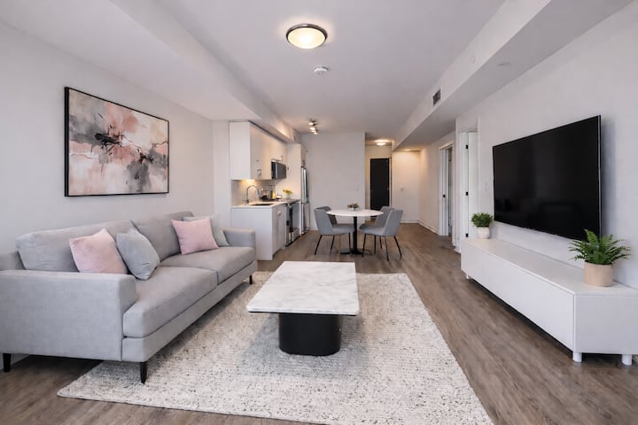 Modern 1br Oakville Condo • Balcony View • Parking - Oakville