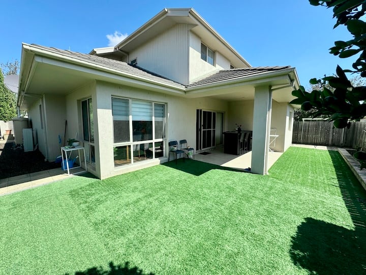 A05-moonlit: 5 Bedroom 3 Bathroom Family Home - Canberra
