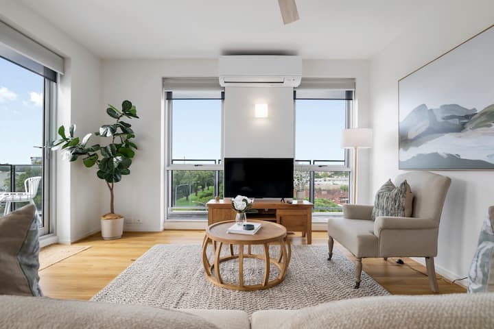 Modern 1br Apt W/ Generous Balcony, Parking & Pool - Melbourne