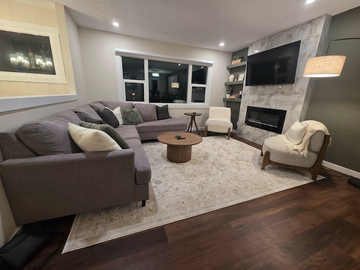 Bella Bower (Hot Tub/bunks Centrally Located) - Red Deer