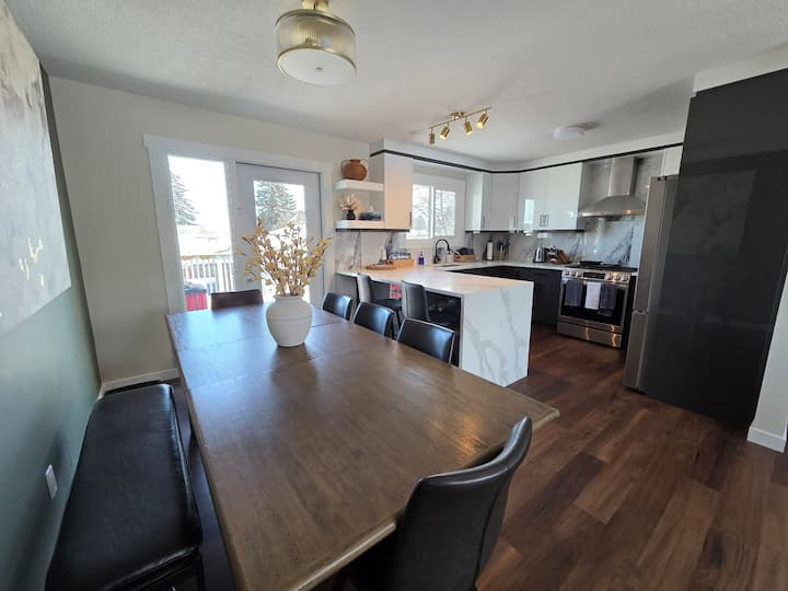 Bella Bower (Hot Tub/bunks Centrally Located) - Red Deer