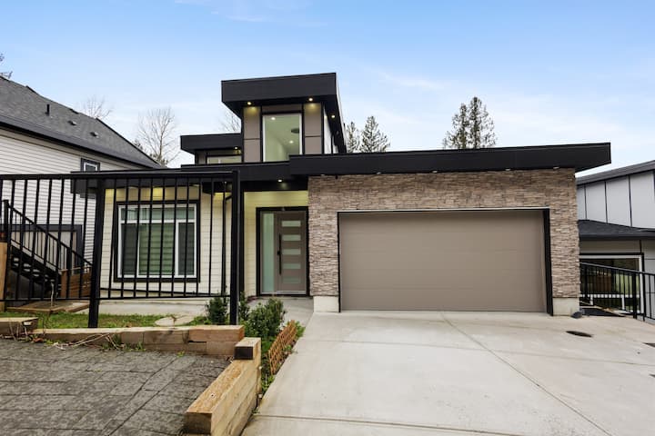 Brand New Luxe 4br Home • Sleeps 8 - Chilliwack