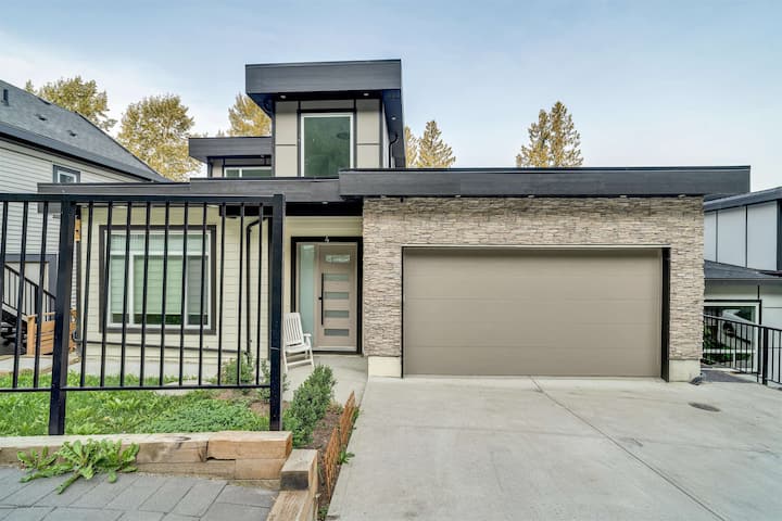 Brand New Spacious Four Bedroom Home - Chilliwack