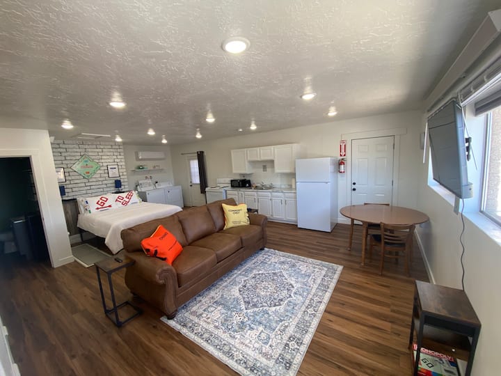 Park Place Studio | Queen Bed + Sofa Bed - Hershey, NE