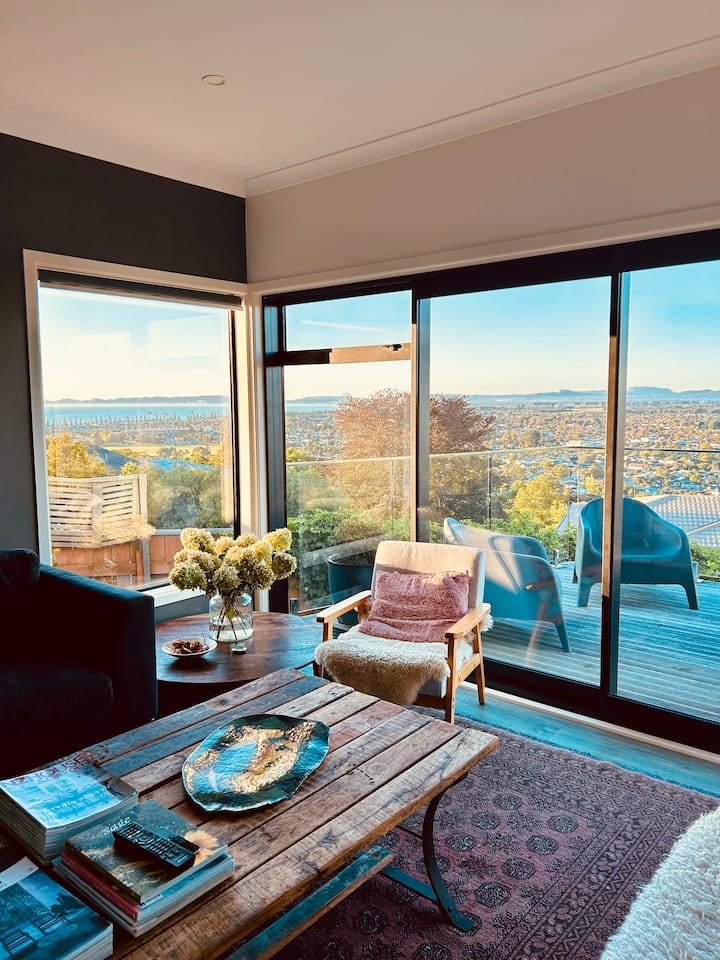 Mountains To Sea -Artist's Retreat. - Napier, New Zealand