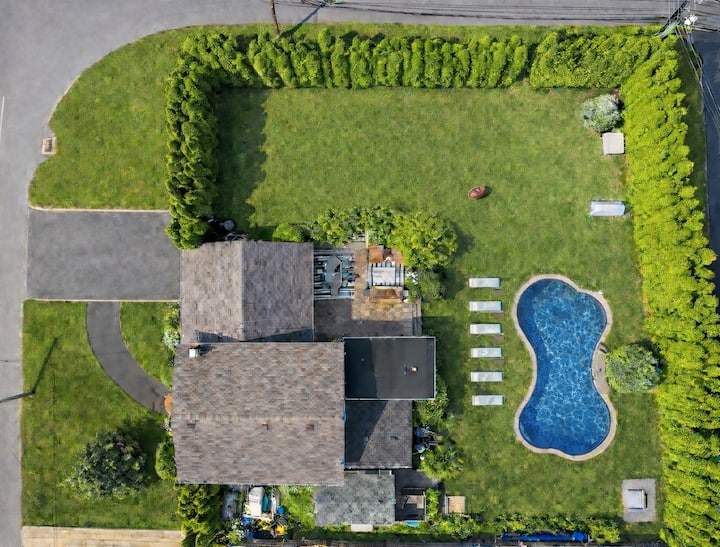 Resort-style Home W/ Pool, Bar & Outdoor Kitchen - Bellport, NY