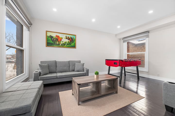 Old English Charm: Spacious Home For Large Groups! - Ajax