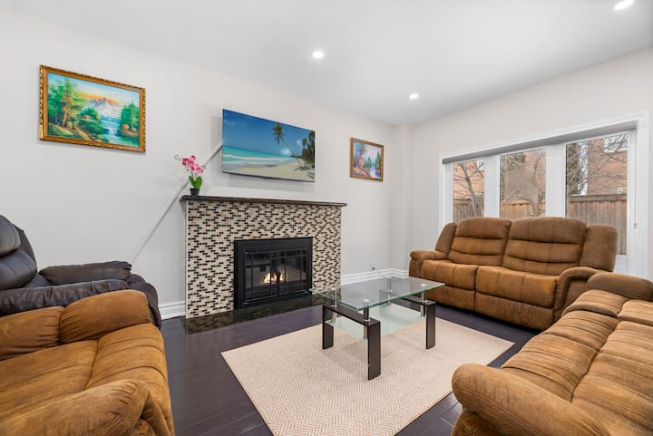 Old English Charm: Spacious Home For Large Groups! - Ajax