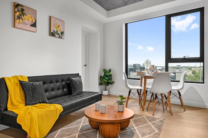 Luxury 2b Living | Pool, Gym & City Views - Williamstown