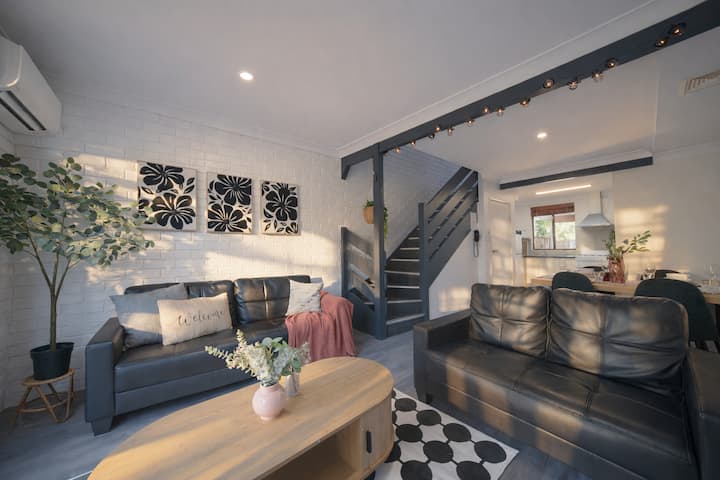 Stylish Designer 2br Walk To Mall | Parking + Pool - Springwood