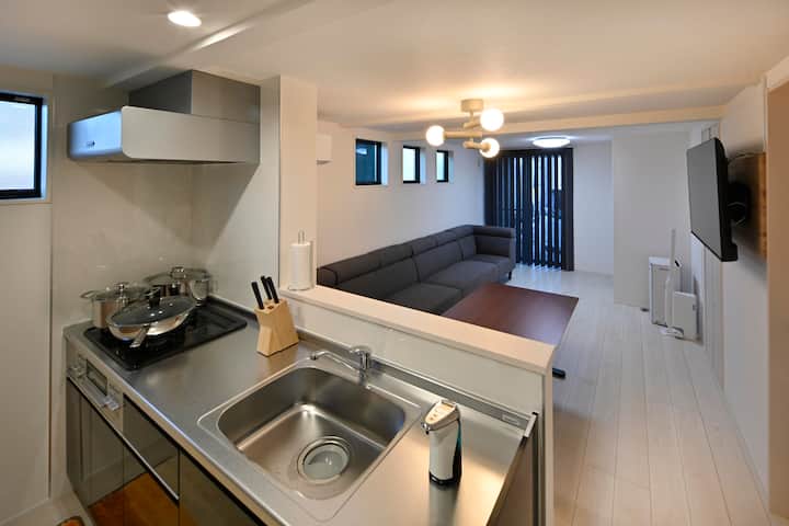 チェックイン12時 チェックアウト15時 敷地内無料駐車場2台 名古屋駅迄20分 広々96平米 - Nagoya