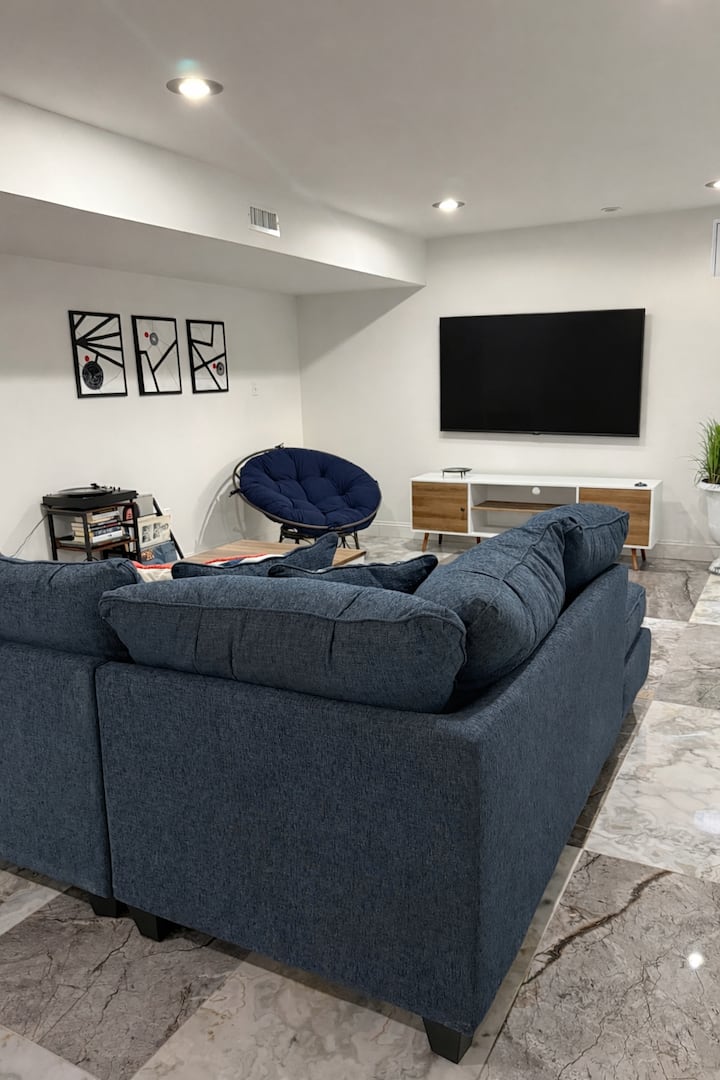 The Secret Garden Suite | 3mi From Downtown Fred - Frederick, MD