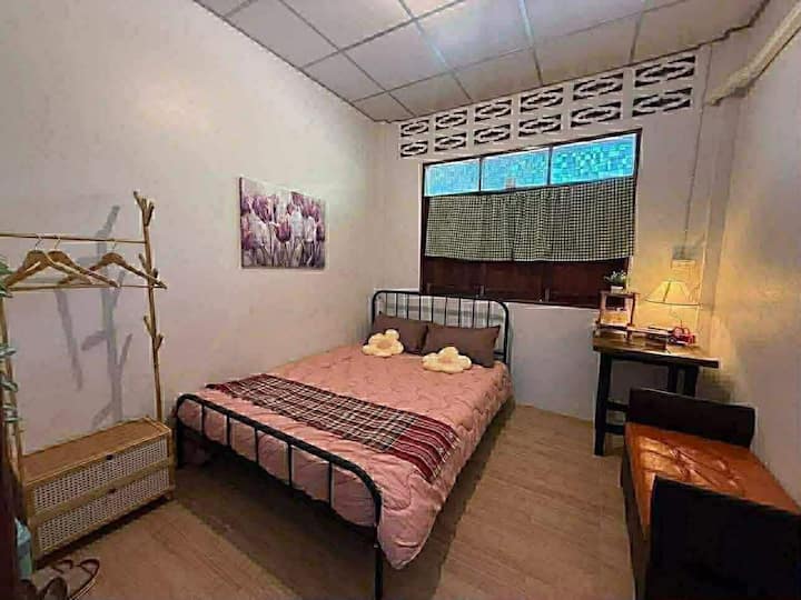 Cozy Ac Room For 2 Guests, No Tv , Shared Bathroom - Amphawa