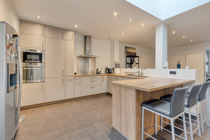 Spacious 3-bedroom House With Sunny Garden - Boom