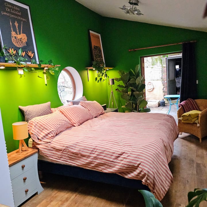Stylish Chapel Studio Retreat With Courtyard - Bristol