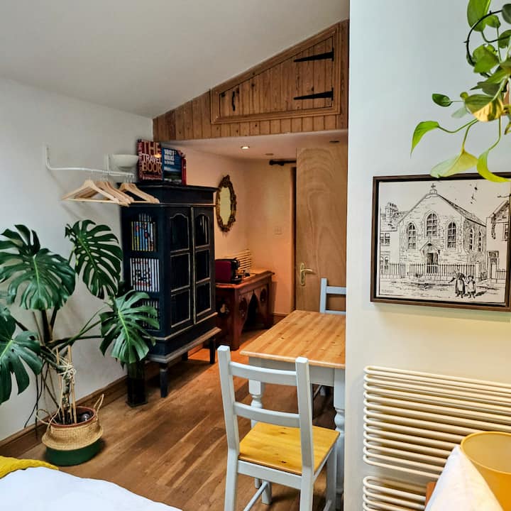 Stylish Chapel Studio Retreat With Courtyard - Brístol