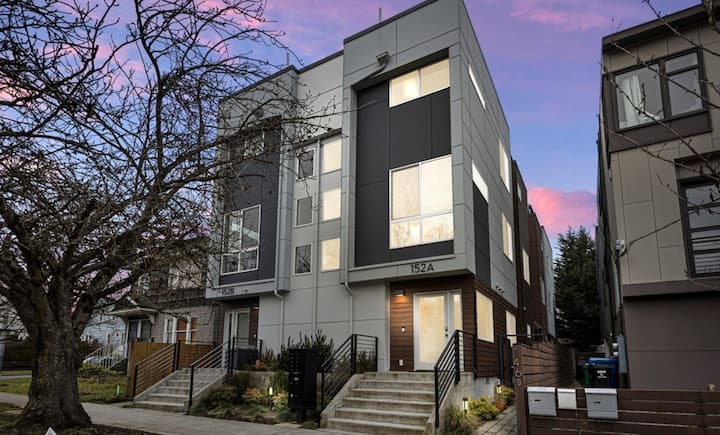 Modern 3‑level Townhome W/ Rooftop • Near Transit - Seattle, WA