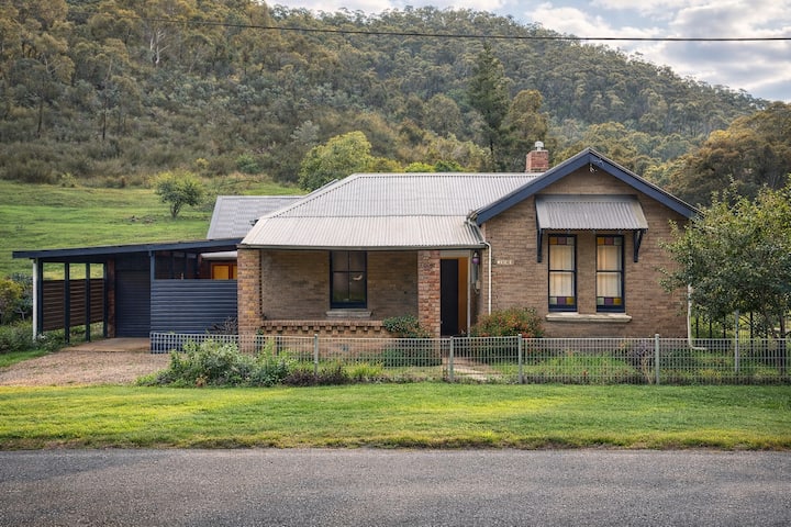 Two-in-one Retreat: 4br House With Sheep Views - Lithgow