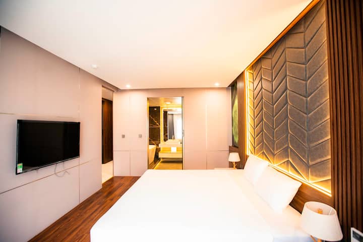 Family 13 Bedroom Suite With Bathtub & Balcon - China