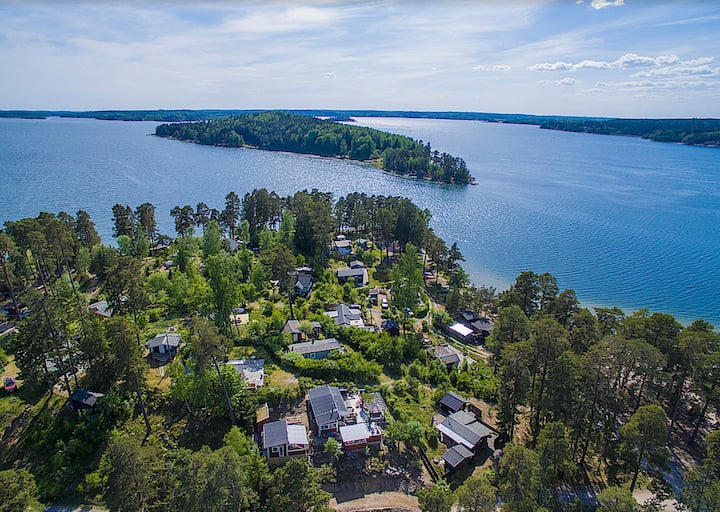 Liten Röd Stuga Högt Belägen Vid Farleden - Botkyrka