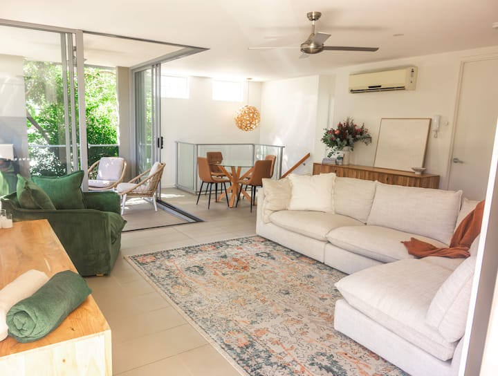 Relaxed, Comfy-close To Amenities-leafy Balcony - Brisbane