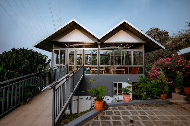 Spacious 7 Bedroom Cottage In Munnar | Misty Bush - Munnar