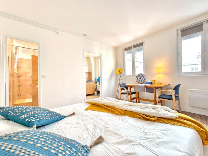 Walk To Luxembourg Garden | Paris Studio For 2 - Paris
