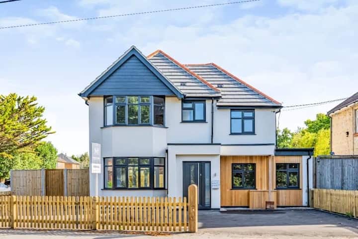 Luxurious 5 Bedroom 3.5 Bathroom House - Southampton