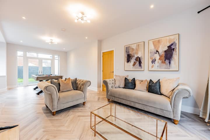 Luxurious 5 Bedroom 3.5 Bathroom House - Southampton