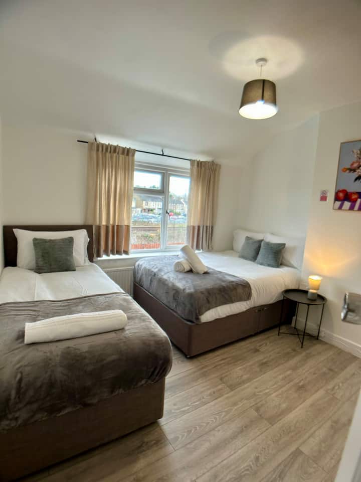 Bridge End House, Work Stays Welcome, W/parking - Swindon
