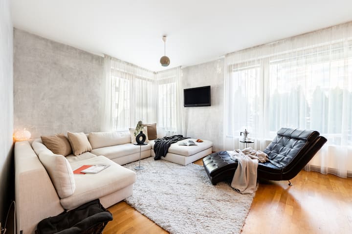 1bdr Apt W Private Garden Terrace & Garage Parking - Praga