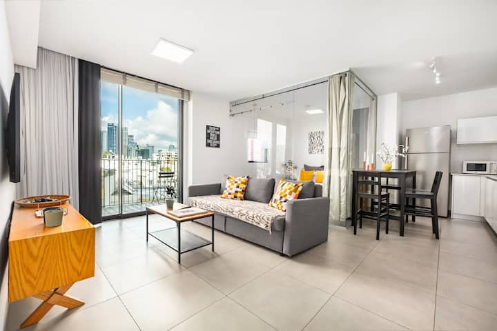 Sunset View & Pool 2br & Balcony Getaway - Tel Aviv