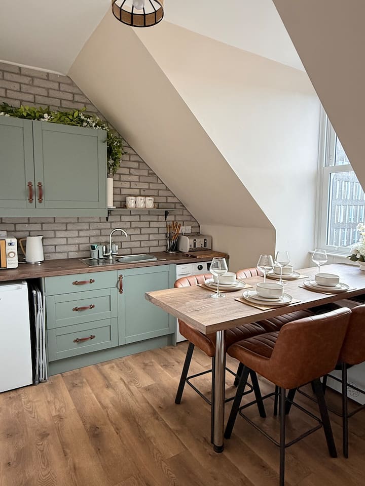 Central Ayr Attic Apartment + Panoramic Town Views - Ayr, UK