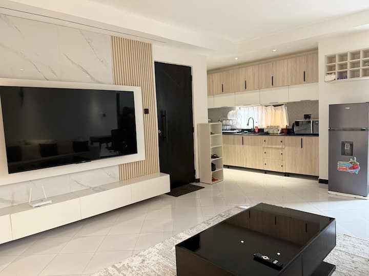 Luxury 1br W/ 75” & 65” Tvs + King Bed–kisaasi - Uganda