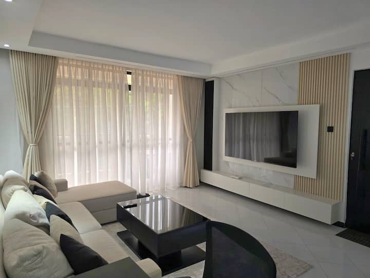 1br - King Bed 75" Tv, Fast Wifi & Back Up Power - Uganda