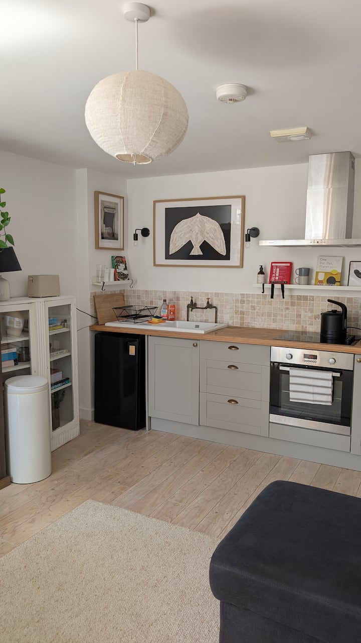 Stylish 1 Bed Flat Steps From The Beach - 紐奎