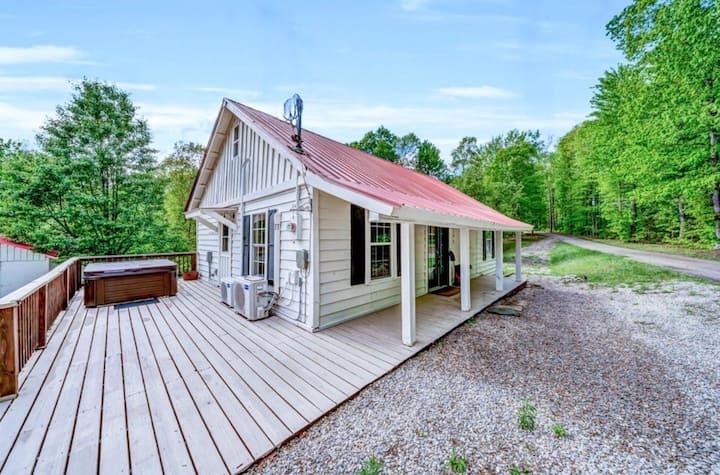 House Near Cave Run Lake And Red River Gorge. - Kentucky