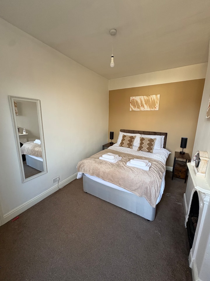 Stylish | Sleeps 5 | Contractor Friendly | Parking - Chester, UK