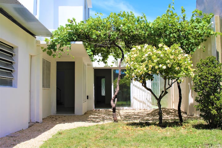 Casa De 4 Dormitorios Con Cochera, Patio, Jardines - La Plata, Argentina