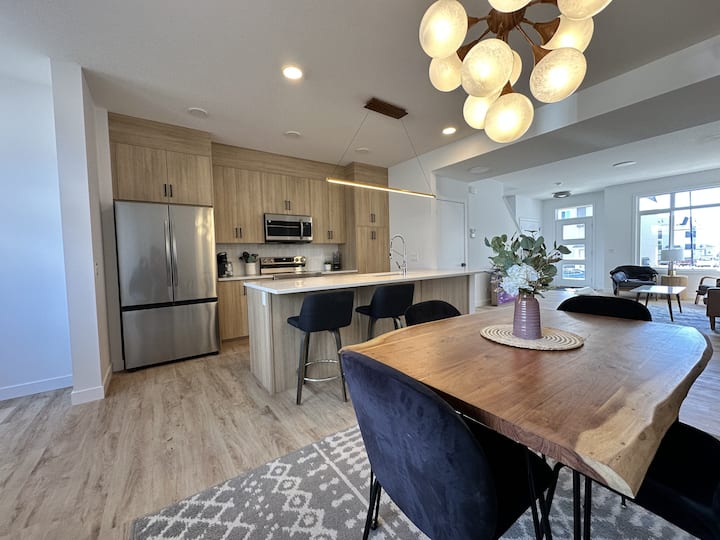 Cochrane Retreat | Close To Mountains - Canada