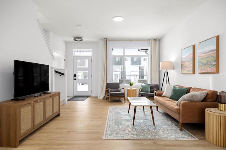 Cochrane Retreat | Close To Mountains - Canada