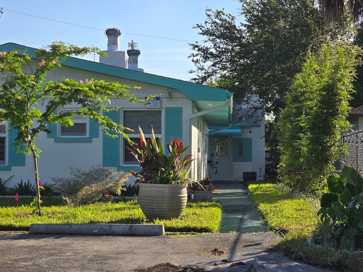 A) Bright Downtown Apt 3 Mins To Beach & Shops - Naples, FL