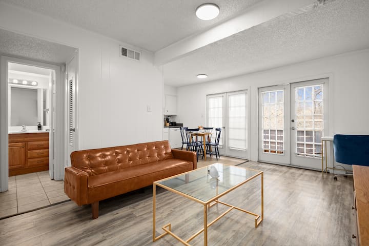 Campus Haven | Stylish Stay Near Ut Austin - Austin, TX