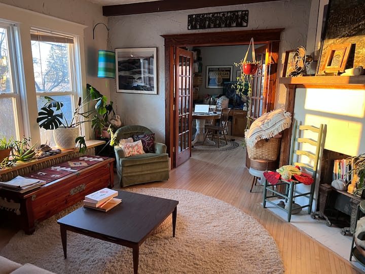 Bright, Cozy Central Apartment Near Hiking Trails - Duluth, MN