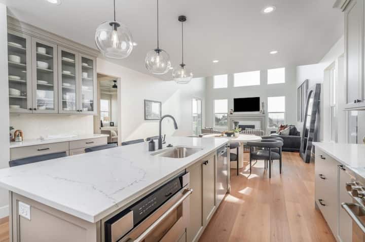 Modern Spacious Executive Home | 6b/3.5b + Office - Lehi, UT