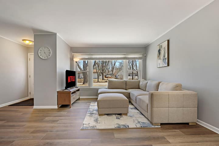 Beautiful Home Stay | Two Living Rooms/6 Queen Bed - Barrington, IL